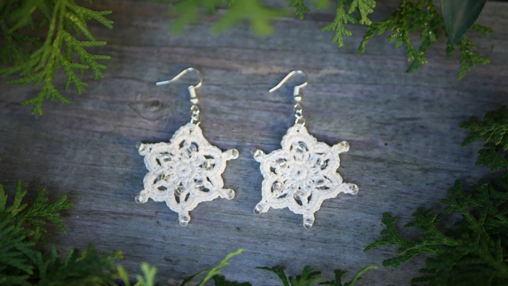 Beaded Crochet Snowflake Earrings - FREE Pattern - The Cozy Cuttlefish